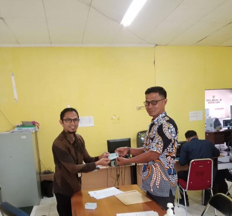 PENYERAHAN KK DAN KTP TAHAP 1 KEC. PULAU SELUAN – DISDUKCAPIL KABUPATEN ...